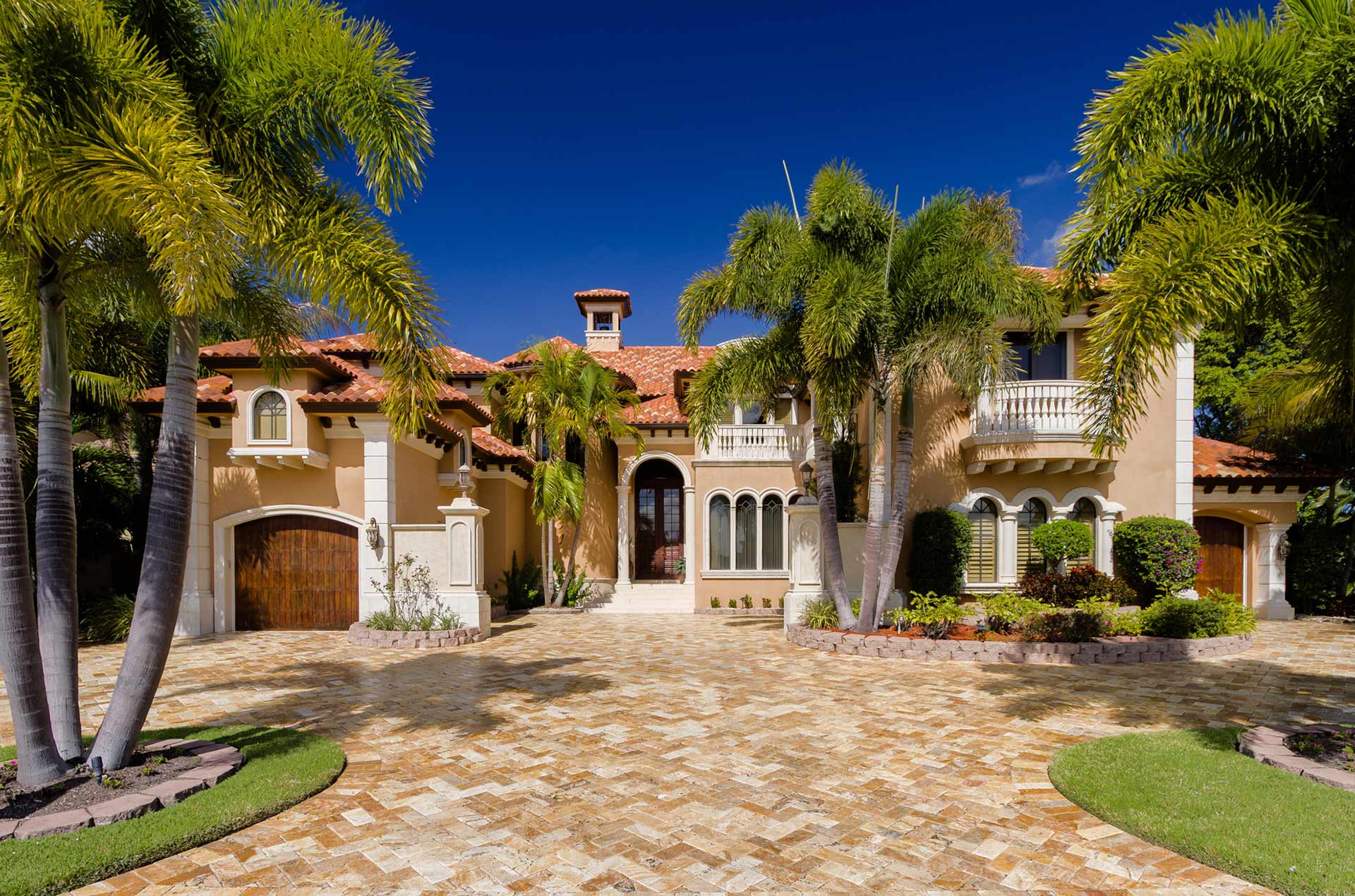 MEET THE MANAGEMENT TEAM | Royal Shell